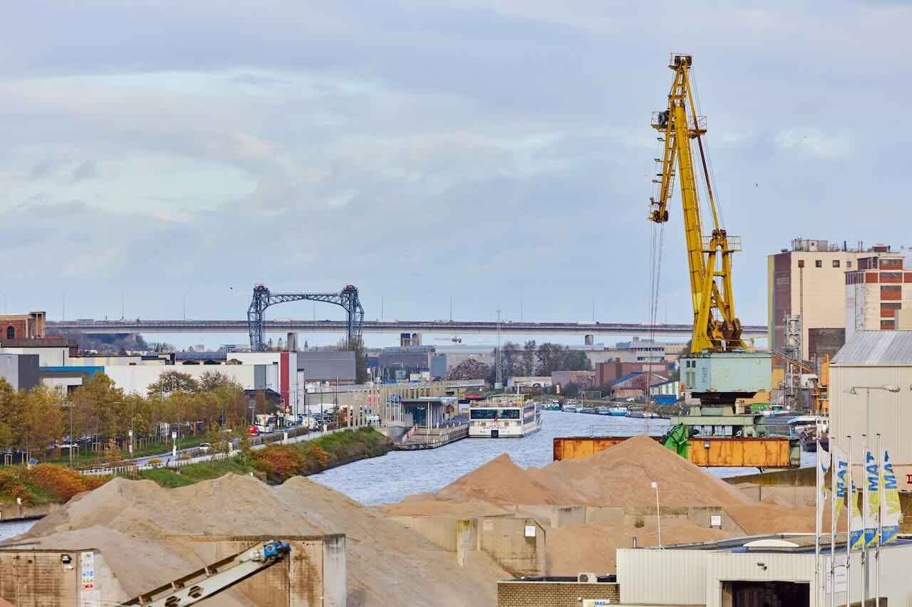 Explore the city: zoom in on Industry North along the Brussels canal ...
